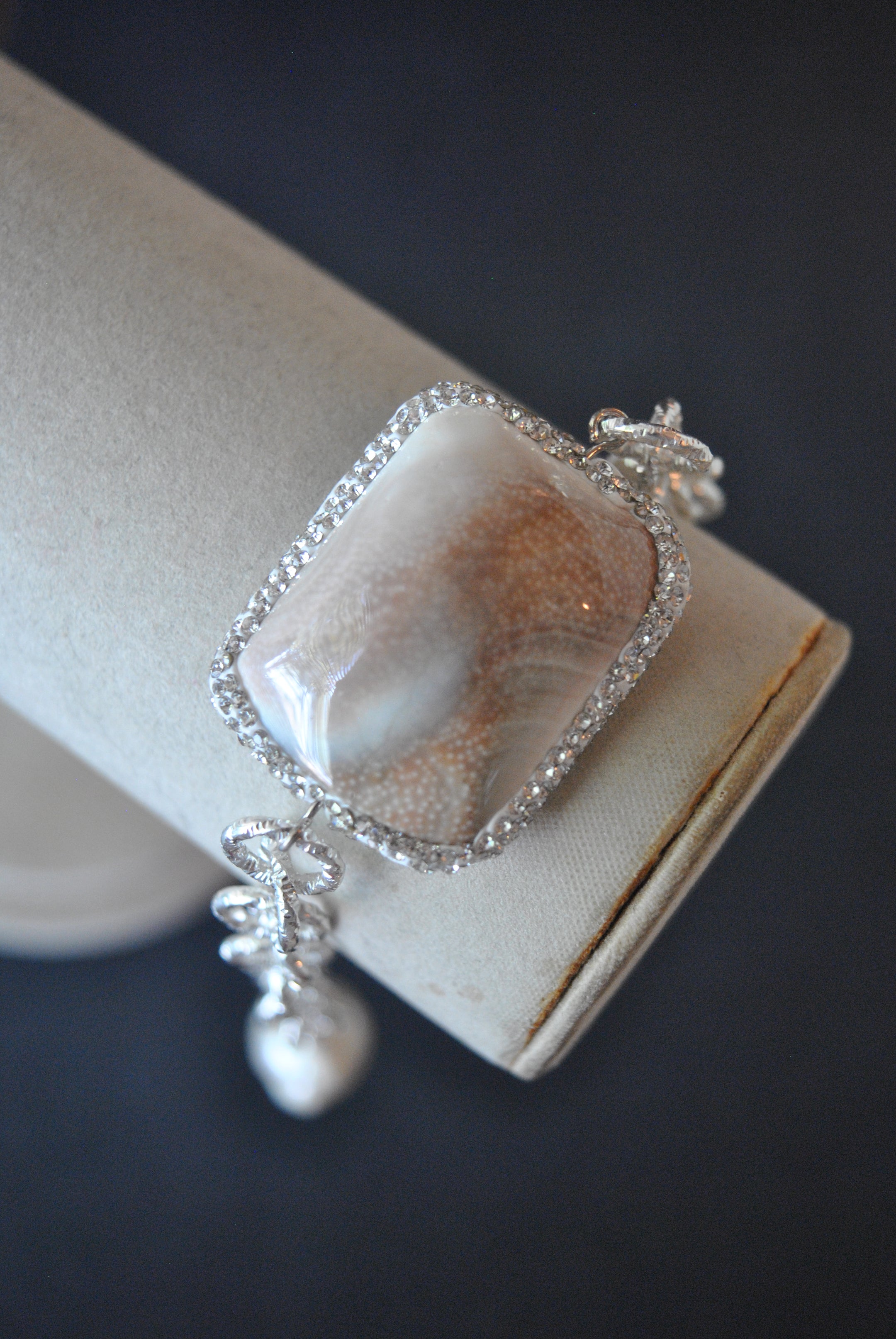 GOLDEN SHELL AND SWAROVSKI CRYSTALS CHAIN BRACELET – Le Obsession Boutique